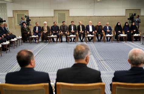 عکسی از ظریف در دیدار هیات دولت با رهبر انقلاب حضور سه زن کابینه در