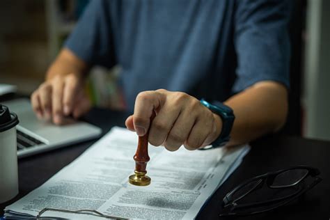 Stempel Pengusaha Dengan Stempel Yang Disetujui Pada Kontrak Dokumen