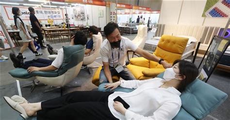 다리 쫙 펴니 피로가 싹 1인용 리클라이너 사볼까