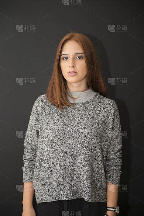 一个红发女孩的肖像，18y，在黑色的背景上图片其他图片图片素材 花瓣网