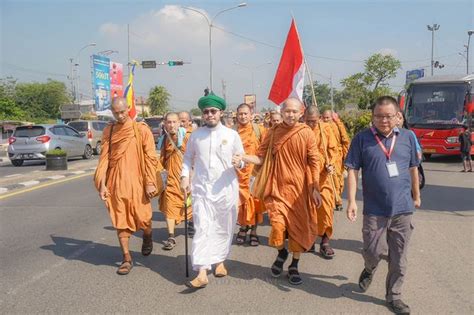 Puluhan Biksu Lanjutkan Jalan Kaki Untuk Thudong Ke Borobudur