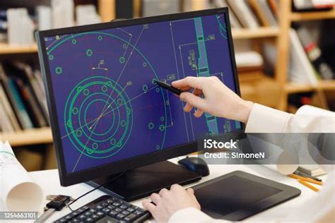 Cad 구성표 설계에서 컴퓨터에서 작업하는 엔지니어 3차원 형태에 대한 스톡 사진 및 기타 이미지 3차원 형태 개념