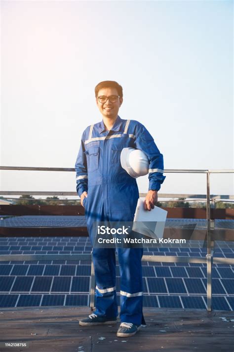 태양광 발전소의 운영 및 유지 보수 엔지니어링 팀 태양광 발전소의 점검 및 유지 보수 작업 친환경 에너지 혁신을 위한 태양광