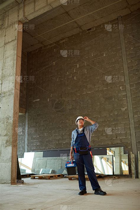 建筑工地上的女建筑工广角