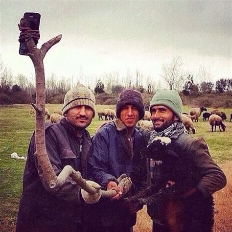 Создать мем фотографии друзей селфи прикол селфи палка мем Картинки Meme