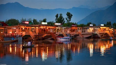 4 Stunning Houseboats In Srinagar That Are Better Than Any Hotel