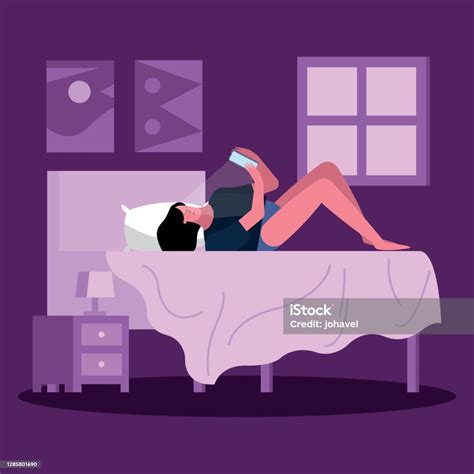 불면증 문자로 고통받는 스마트 폰을 사용하여 침대에서 여자 잠자기에 대한 스톡 벡터 아트 및 기타 이미지 잠자기 가공의