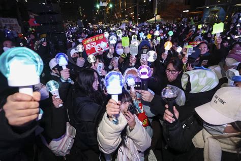 탄핵 촉구 시위에 아이유·엔시티 응원봉 물결빛나고 잡기 좋아 정치 표현 도구가 되다 Ten스타필드