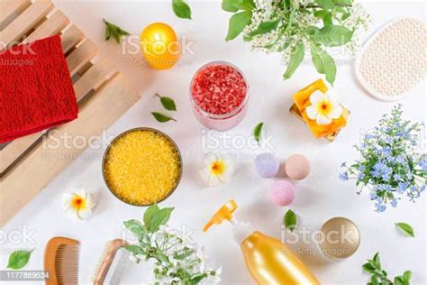 천연 바디 케어 제품 및 액세서리는 꽃과 잎으로 배치 친환경 스파뷰티 코스메틱 컨셉 0명에 대한 스톡 사진 및 기타 이미지