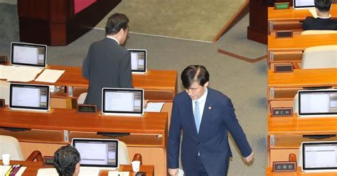 자리로 돌아오는 조국 장관과 답변대로 나가는 이낙연 총리