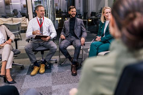 집단 심리 치료 동그랗게 앉아서 이야기하는 사업가들 심리 치료 교육 비즈니스 강의 세미나 또는 컨퍼런스 개념에 대한 스톡 사진 및 기타 이미지 Istock