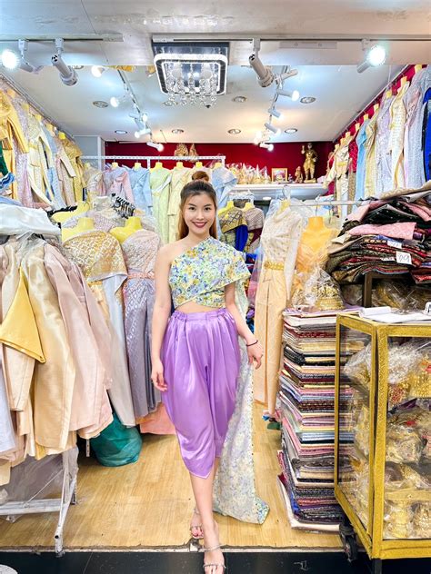 เล่นนำ้สงกรานต์ยังไงให้คนมอง ชุดไทยศิริรุ่งเรือง แหล่งรวมชุดไทย ประตูน้ำ แพลททินั่มชั้นใต้ดิน