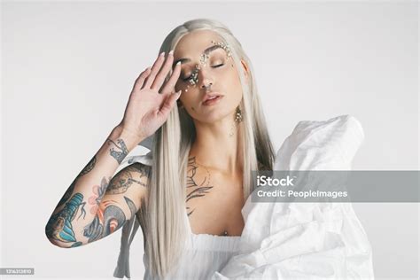 스튜디오에서 회색 배경에 눈을 감고 포즈를 취하는 매력적인 젊은 여성의 자른 샷 드레스에 대한 스톡 사진 및 기타 이미지 드레스 스튜디오 촬영 패션 Istock