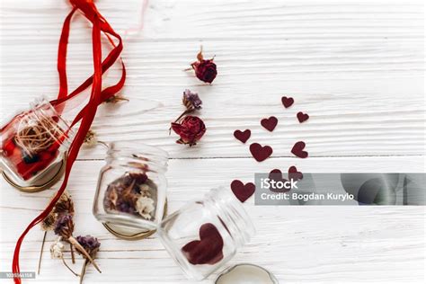 해피 발렌타인 데이 하루 유리 항아리와 장미 리본 흰색 나무 바탕에 세련 된 마음 특이 한 카드입니다 인사말 카드 플랫 텍스트