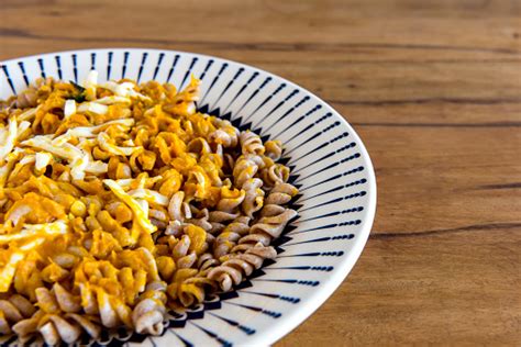 호박 소스와 식민지 치즈를 곁들인 Fusilli 파스타 나무 테이블에 맛있는 수제 음식 0명에 대한 스톡 사진 및 기타 이미지