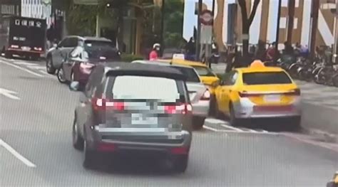 小黃突爆衝 撞3車卡公車亭 民眾驚恐逃影片曝光 社會 三立新聞網 Setncom