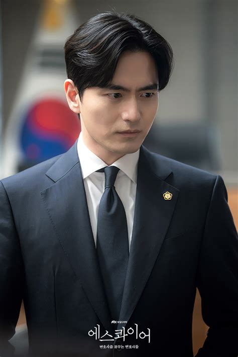 ‘에스콰이어 이진욱 딱 맞는 헤메코선배미로 홀린다 Is포커스