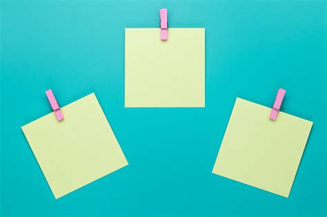 청록색 배경에 분홍색 핀스티커 노트 녹색 배경 상단보기에 노란색 스티커 게시판에 빈 노트 옷핀에 빈 스티커 계획의 개념입니다