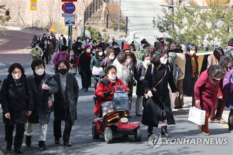만학도들의 등굣길 연합뉴스