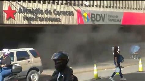 Vehículo Se Incendia En Edificio Sede De La Alcaldía De Caracas Una