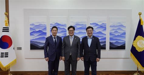 “제헌절 공휴일 재지정을” 제헌국회의원유족회 청원서 전달