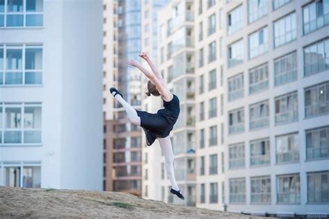 Bailarina En Tutú Posando Contra Un Edificio Residencial Hermosa Mujer
