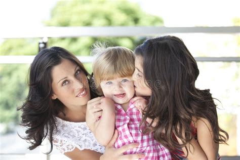 Madre Con Sus Hijas Hermosas Foto De Archivo Imagen De Madre Primer