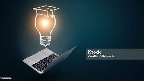 귀납 및 졸업 개념 노트북 졸업 모자가있는 전구 공부 지식 웨비나 학습 아이디어 공간 복사 0명에 대한 스톡 사진 및 기타 이미지 Istock