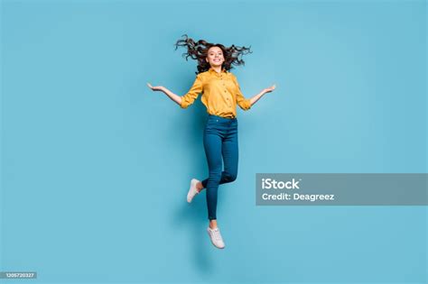 밝은 선명한 빛선명한 녹색 청록색 색상 배경에 고립 된 머리를 던지는 재미를 가지고 좋은 좋은 평온한 평온한 유쾌한 물결 모양의