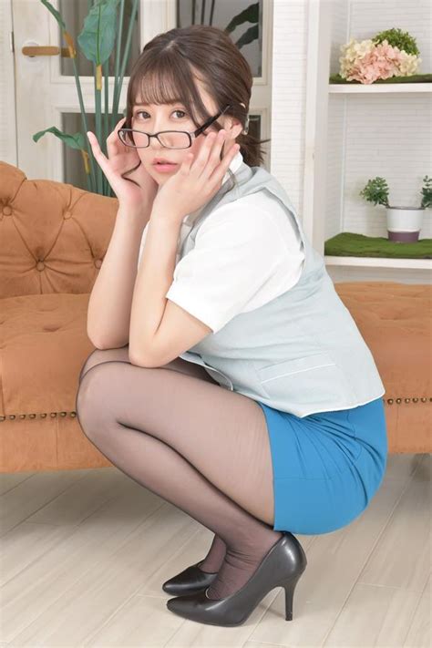 日本女星小鸟游百惠写真，蓝色包臀裙搭黑丝高跟，身材丰韵尽显成熟女性风采 知乎
