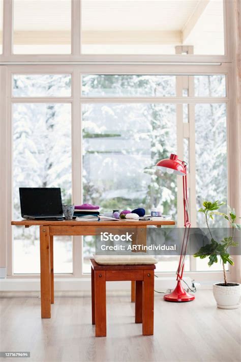 미니멀한 힙스터 작업 공간 큰 프랑스 창문 옆에 있는 나무 테이블에 사무실 노트북 원사 식물이 완비된 빨간색 스탠딩 램프 디자이너 작업 장소 서재에 대한 스톡 사진 및 기타