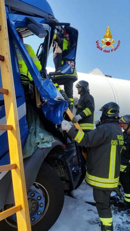 Incidente Sulla A4 Schianto Tra Camion