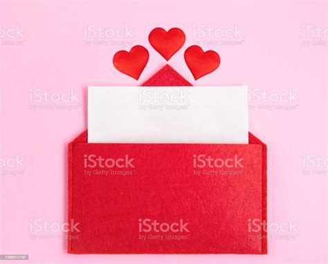 분홍색 배경에 하트가 있는 종이 가루가 있는 빨간 봉투 발렌타인 데이 휴일 개념과 사랑 노트 크리스마스와 산타 클로스를위한 새해