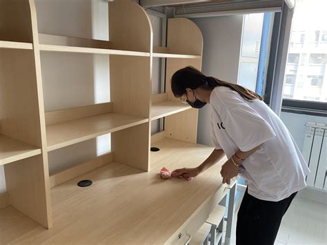 以心迎新海洋财经学院党员教师和学生开展新生宿舍卫生打扫志愿服务活动