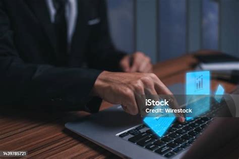 디지털 문서에 전자 서명을 넣는 사업가 비즈니스 계약 개념 가상현실에 대한 스톡 사진 및 기타 이미지 가상현실 경영자