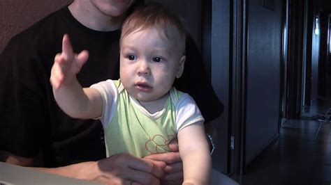 дима тычет пальцем в небо на пресс конференции Youtube