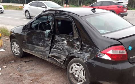Carro E Caminhão Se Chocam No Trevo Diarinho