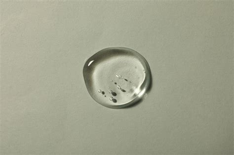 明るい背景の化粧品ジェルのサンプル上面図 きれいにするのストックフォトや画像を多数ご用意 きれいにする しずく ウクライナ