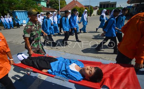 Simulation Of Earthquake And Tsunami Evacuation In Padang Antara Foto