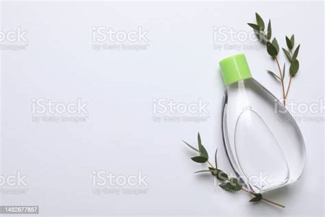 흰색 배경에 베이비 오일과 나뭇잎 한 병 평평한 누워 텍스트를 위한 공간 0명에 대한 스톡 사진 및 기타 이미지 0명 가꿔