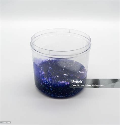흰색 배경에 고립 된 명확한 플라스틱 콘테이너에 있는 어두운 투명 한 파란 반짝이 점액 0명에 대한 스톡 사진 및 기타 이미지 0명 끈적거리는 끈적끈적한 Istock