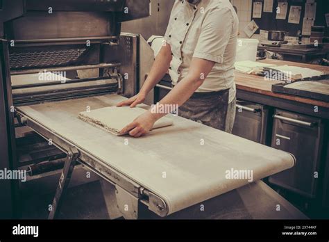 Automatic Dough Machine For Rolling Dough For Making Puff Pastry