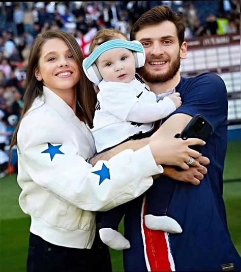 Skandal Ge როგორ გულშემატკივრობდა ოჯახი ხვიჩა კვარაცხელიას არსენალთან მატჩში ნიცა თავაძე