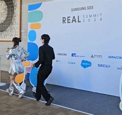 Linkedin 최규호 페이지 ㅋㅋ 출장 후 복귀하는 광명역 지하철에서 이분들 로봇 춤을 보고 있다 옆 칸에서 한분이 쓕