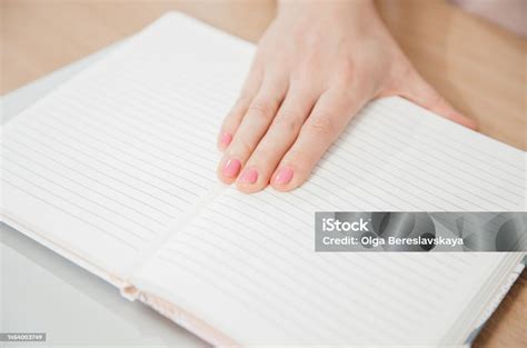 나무 테이블에 놓인 메모장에 글을 쓰는 여성의 손을 클로즈업 홈 오피스 및 작업 개념 계획 및 예측 경영자에 대한 스톡 사진 및 기타 이미지 Istock