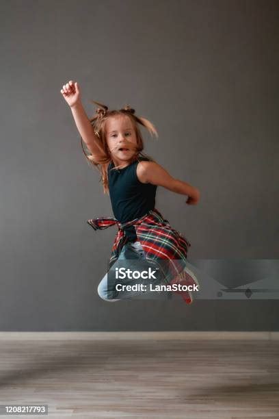 활성 자식 댄스 스튜디오에서 점프 하는 캐주얼 옷에 귀여운 어린 소녀의 전체 길이 초상화 아이에 대한 스톡 사진 및 기타 이미지 아이 얼굴 표현 점프 Istock
