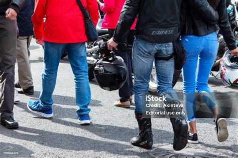 청바지와 헬멧을 손에 들고 거리를 걷는 자전거 타는 사람 한 쌍 가족에 대한 스톡 사진 및 기타 이미지 가족 걷기 검은색 Istock