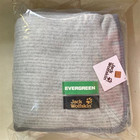 Jack Wolfskin輕柔薄毯 24吃土季 家具及居家用品 居家裝飾 枕頭在旋轉拍賣