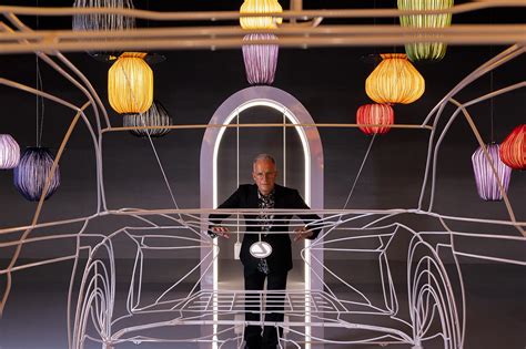 ראה את האור אלבי צרפתי מייצר את גופי התאורה המורכבים והיקרים בעולם מגזין פורטפוליו