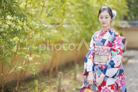 道に立っている振り袖を着た若い女性 No 4869983｜写真素材なら「写真ac」無料（フリー）ダウンロードok